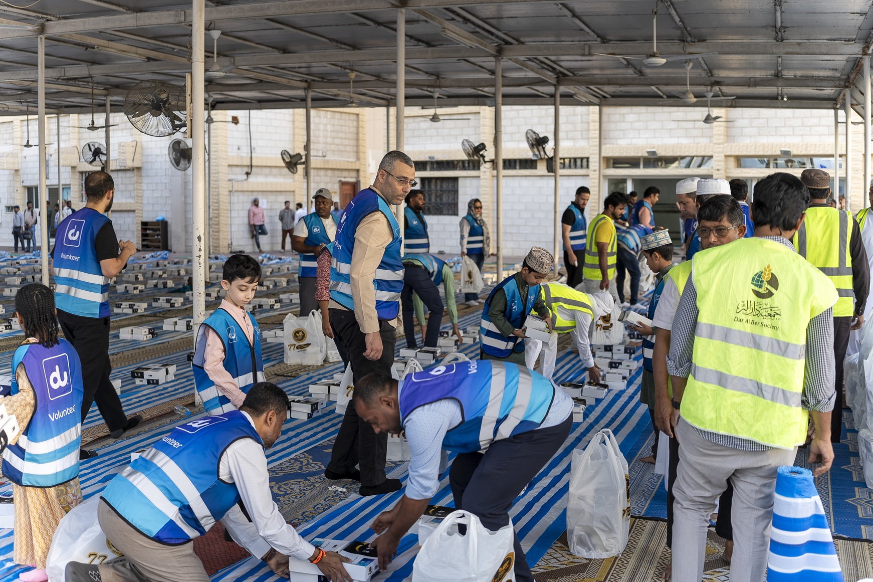 Ramadan iftar distribution initiative, du, Dar Al Ber join spread joy ...